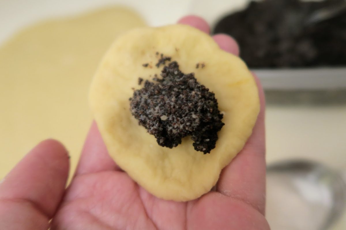 Pampushky – Ukrainian Donuts with poppy seed and raisin filling ...